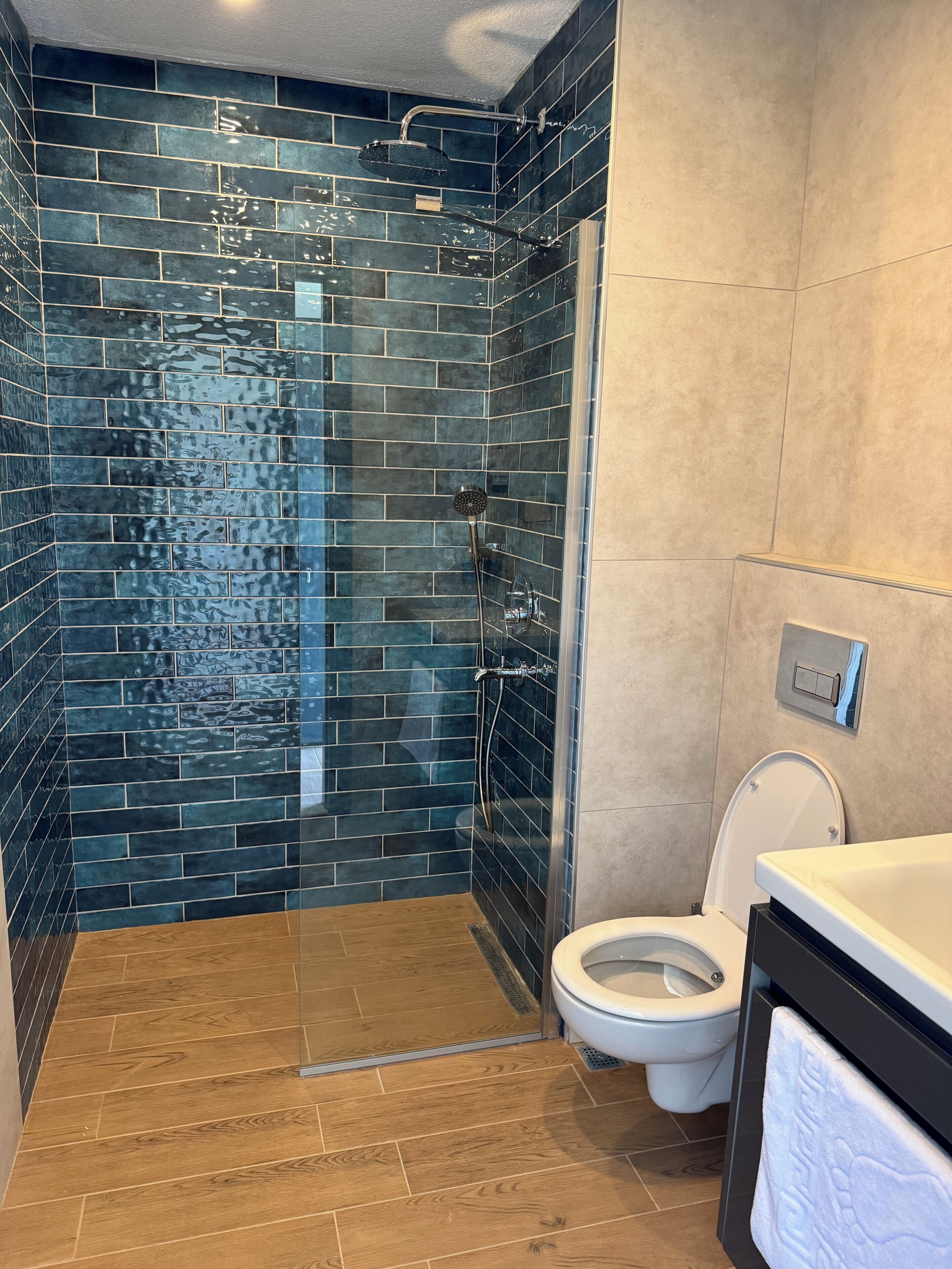 Quarto duplo básico, sacada, vista para o jardim | Banheiro | Chuveiro, secador de cabelo, toalhas de banho, sabonete