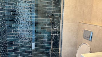 Quarto duplo básico, sacada, vista para o jardim | Banheiro | Chuveiro, secador de cabelo, toalhas de banho, sabonete