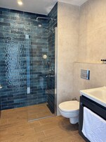 Quarto Duplo Standard, varanda, vista para o jardim | Casa de banho | Um polibã, um secador de cabelo, toalhas fornecidas, sabão