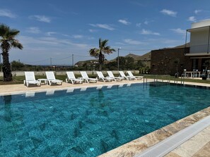 Quarto duplo básico, sacada, vista para o jardim | Piscina | Piscina externa sazonal