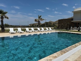Quarto Twin Básico, varanda, vista para o jardim | Piscina | Piscina exterior sazonal