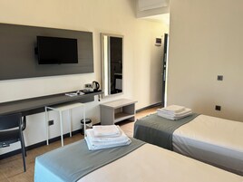 Quarto Twin Básico, varanda, vista para o jardim | Wi-fi grátis