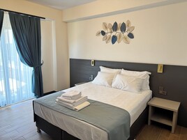 Quarto casal standard, sacada, vista para o jardim | Wi-Fi de cortesia