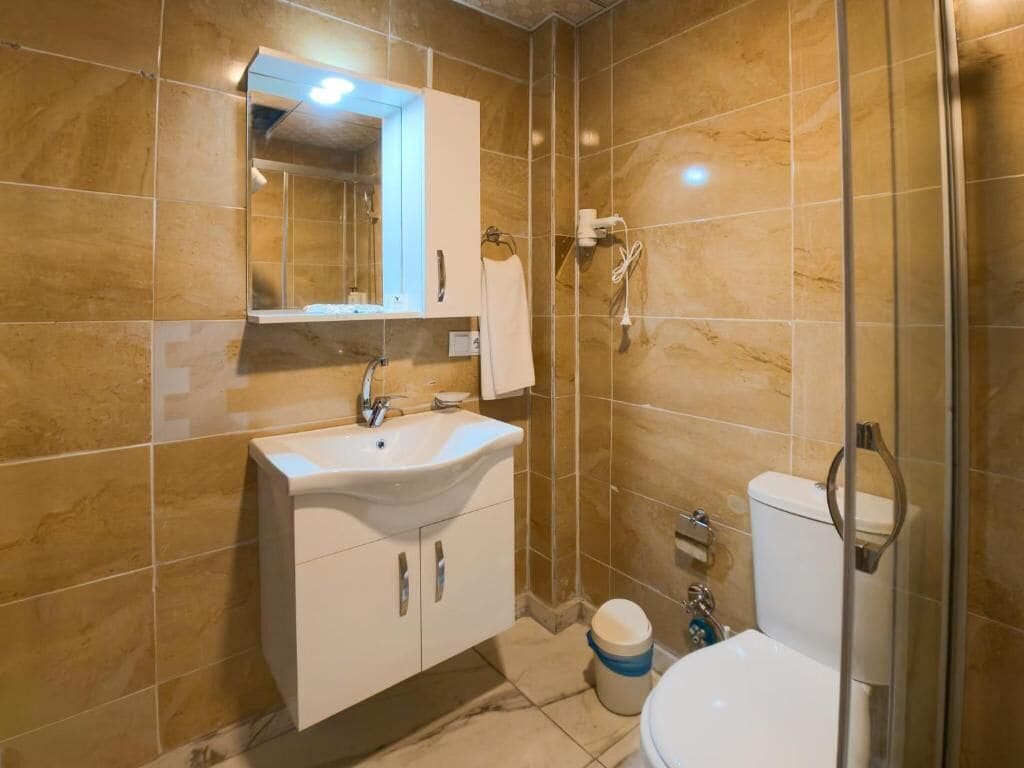 Quarto solteiro econômico, vista para a piscina | Banheiro | Chuveiro, produtos de toalete grátis, secador de cabelo 