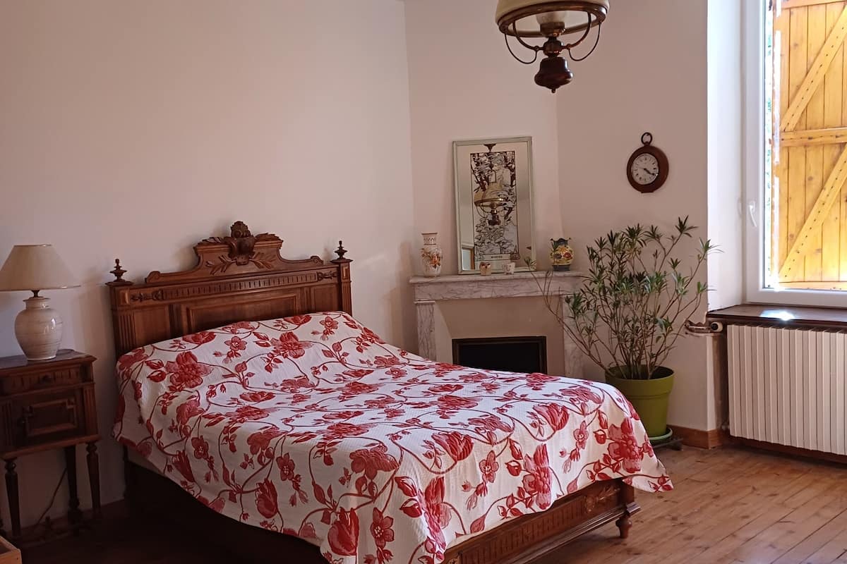 Quarto Duplo Comfort | Secretária, com decoração personalizada, roupa de cama fornecida