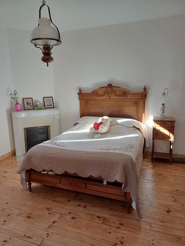 Quarto Duplo Comfort | Secretária, com decoração personalizada, roupa de cama fornecida
