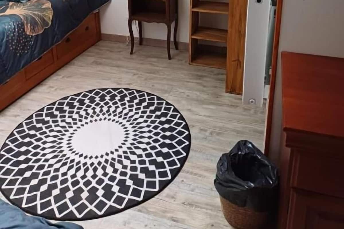 Quarto Duplo, 2 camas individuais | Secretária, com decoração personalizada, roupa de cama fornecida