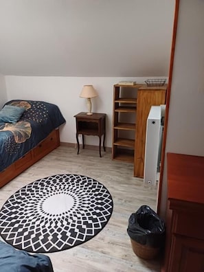 Quarto Duplo, 2 camas individuais | Secretária, com decoração personalizada, roupa de cama fornecida