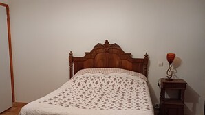 Quarto casal conforto | Escrivaninha, individualmente decorados, roupa de cama