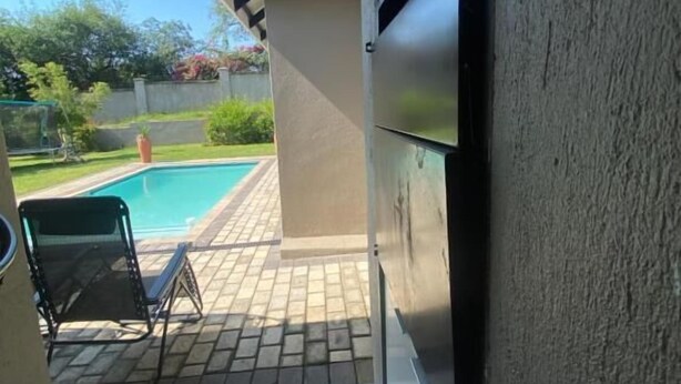 Casa, pátio, vista para o jardim | Piscina