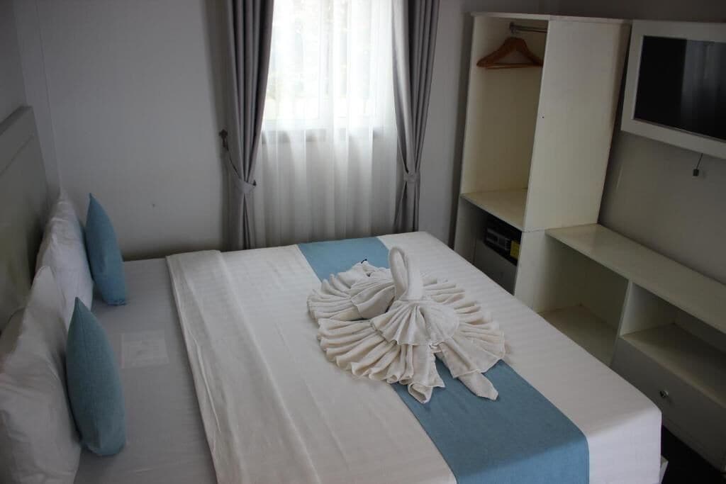 Bungalow Deluxe, varanda, vista para o jardim | Cofre no quarto, secretária 