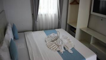 Bungalow Deluxe, varanda, vista para o jardim | Cofre no quarto, secretária