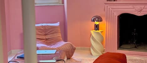 Apartamento (2 Bedrooms) | Sala de estar | Lareira