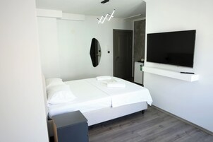 Quarto, 1 cama de casal, não fumadores, vista parcial para o mar