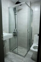 Quarto, 1 cama de casal, não fumadores, vista parcial para o mar | Casa de banho