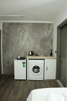 Quarto, 1 cama de casal, não fumadores, vista parcial para o mar | Interior