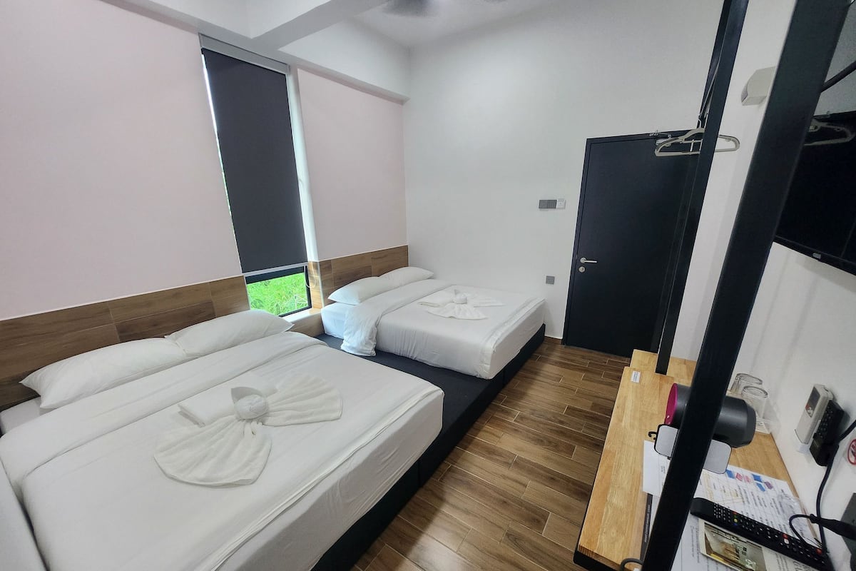 Suíte família | Escrivaninha, Wi-Fi de cortesia, roupa de cama