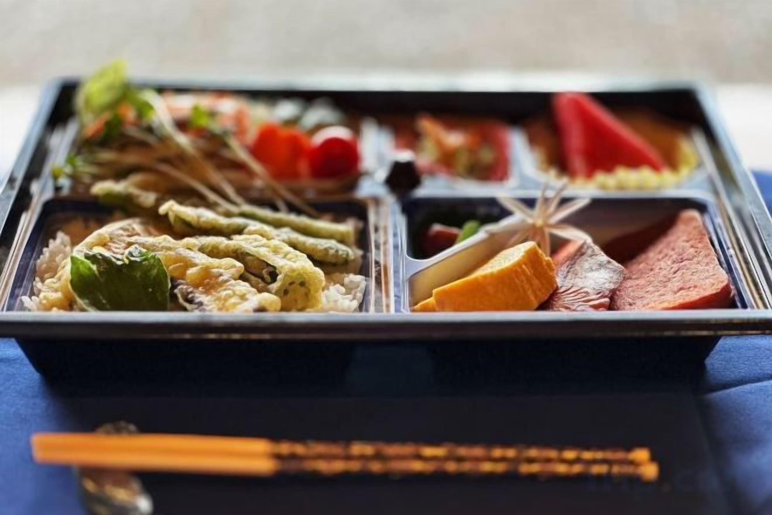 Uma lancheira com diversos alimentos.