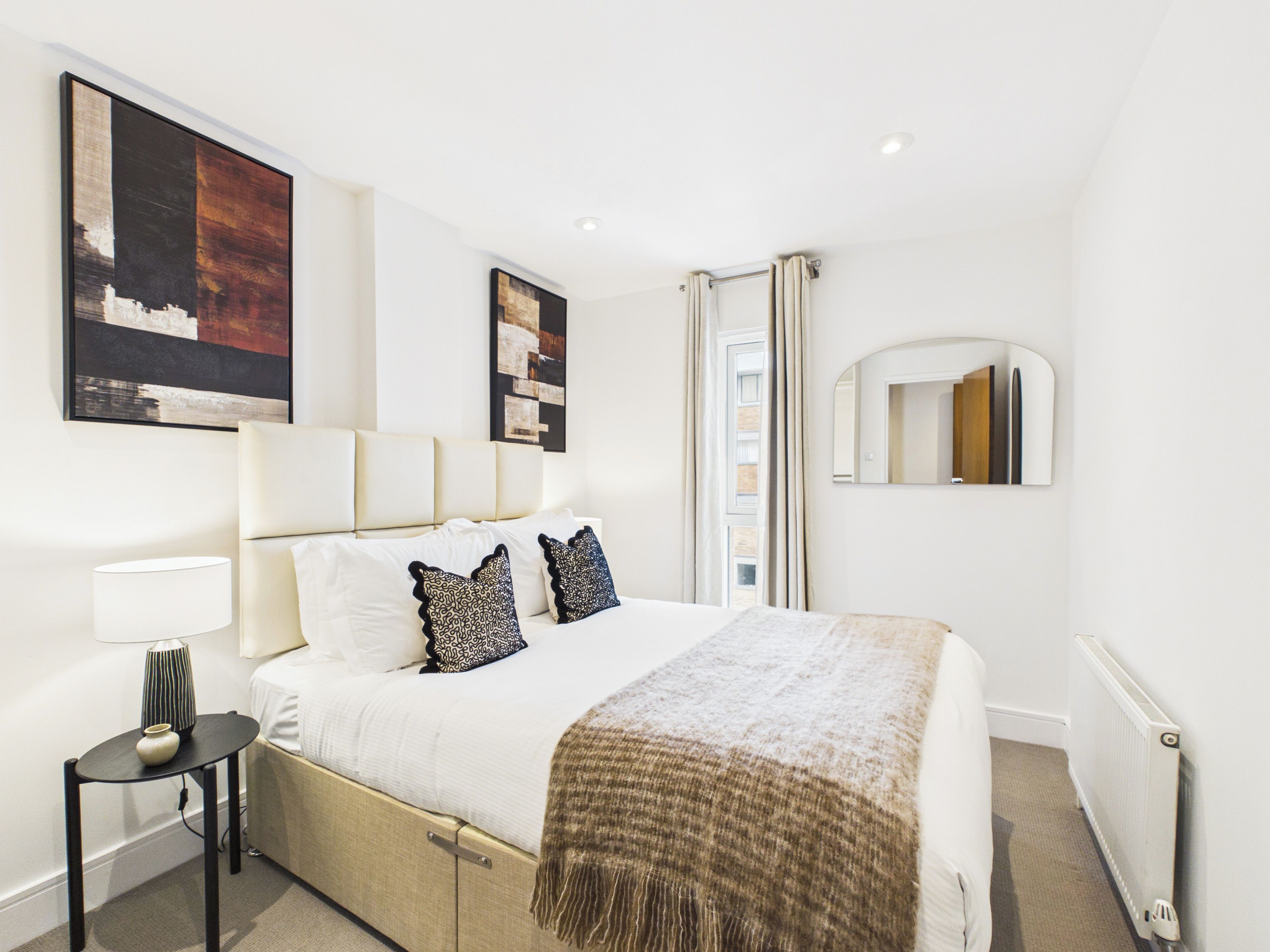 Apartamento Comfort, 3 quartos | Secretária adequada para computadores portáteis 