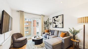 Apartamento Comfort, 3 quartos | Secretária adequada para computadores portáteis
