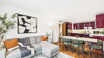 Apartamento Comfort, 3 quartos | Secretária adequada para computadores portáteis