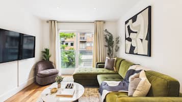 Apartamento clássico, 2 quartos, cozinha | Área de estar | Smart TV 40 polegadas com canais digitais, serviços de streaming