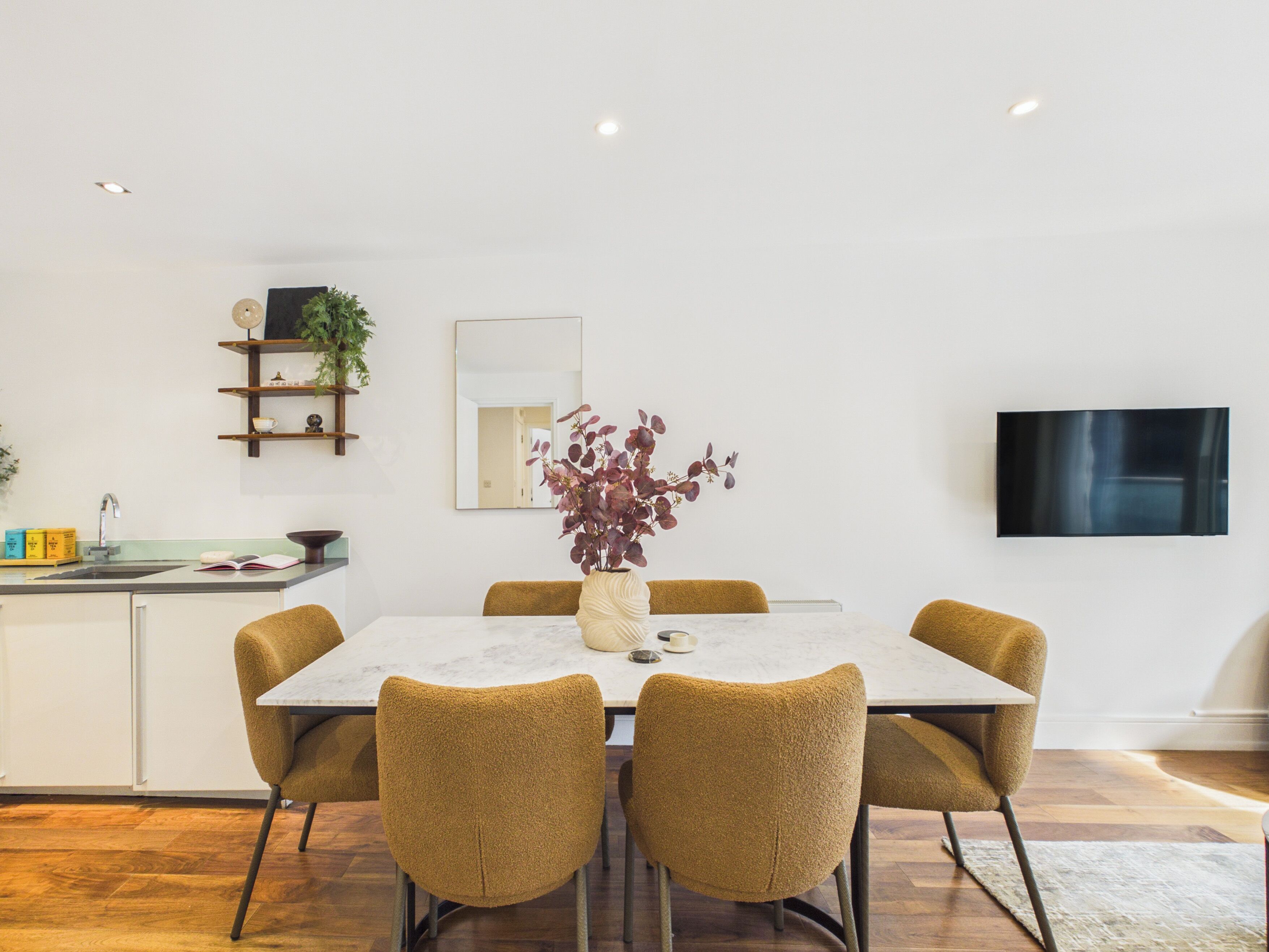 Apartamento Clássico, 2 quartos | Secretária adequada para computadores portáteis 