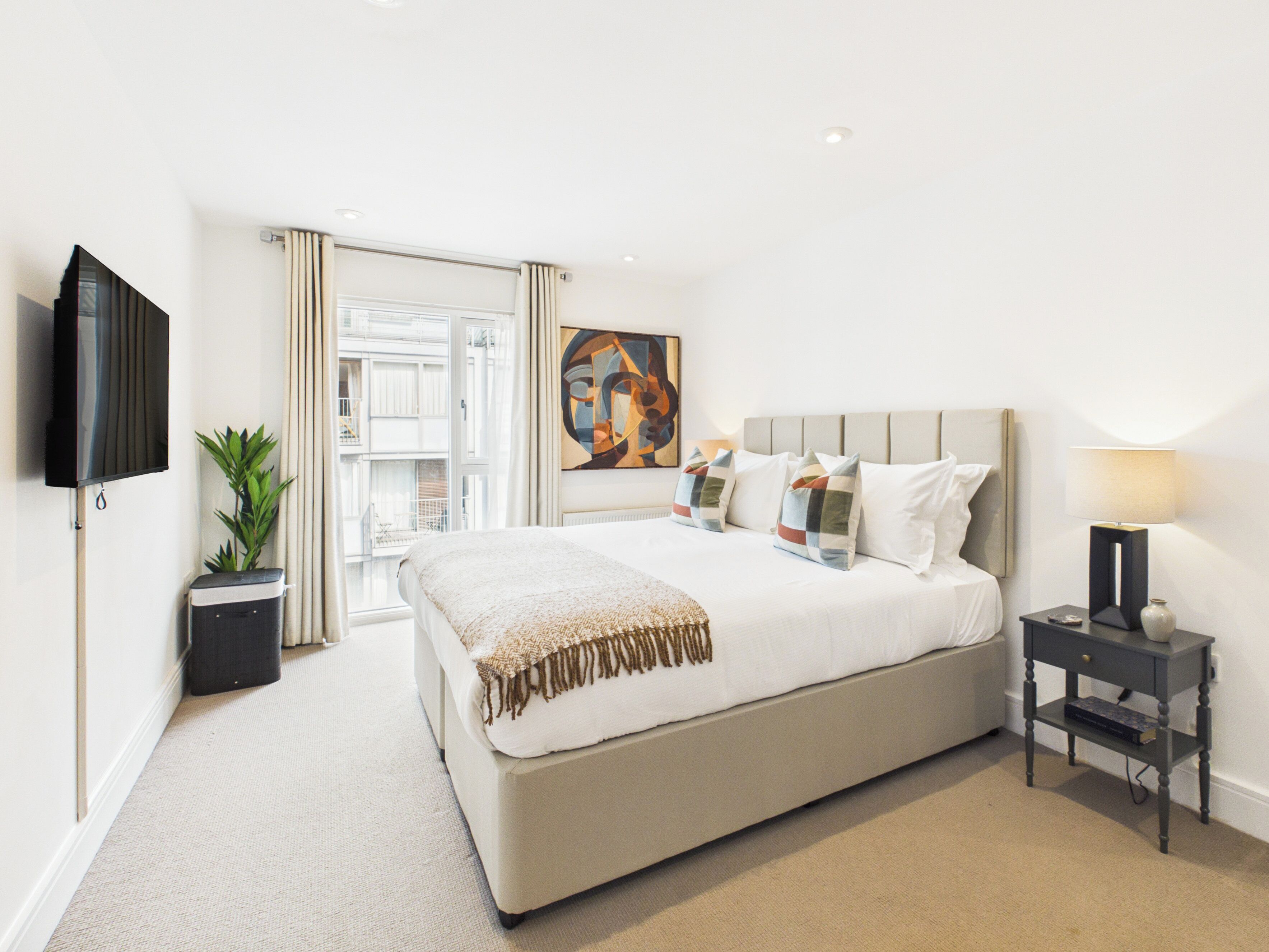 Apartamento Comfort, 3 quartos | Secretária adequada para computadores portáteis 