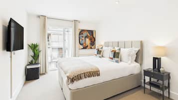 Apartamento Comfort, 3 quartos | Secretária adequada para computadores portáteis
