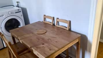 Apartamento, 2 quartos, fumadores, varanda | Restaurantes