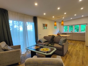 Apartamento Clássico em Condomínio Fechado, vista para o jardim | Sala de estar | Smart TV de 52 polegadas com canais digitais, brinquedos
