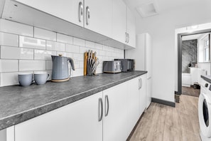 Uma máquina de lavar louça, utensílios de cozinha 