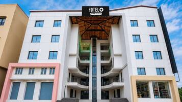 Hotel com átrio central, vários andares e placa indicando que é administrado pela OYO.