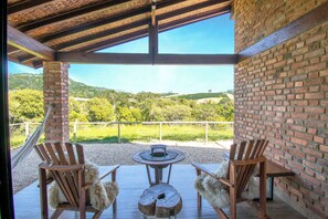 Chalé de Luxo, vista para o lago | Refeições ao ar livre