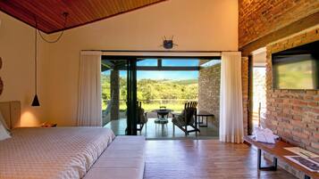 Chalé de Luxo, vista para o lago | Cortinas/cortinados opacos, ferro/tábua de engomar, Wi-fi grátis