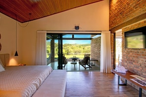 Chalé de Luxo, vista para o lago | Cortinas/cortinados opacos, ferro/tábua de engomar, Wi-fi grátis 