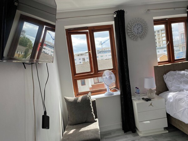 Apartment Sleeps 6 With Parking - Central London