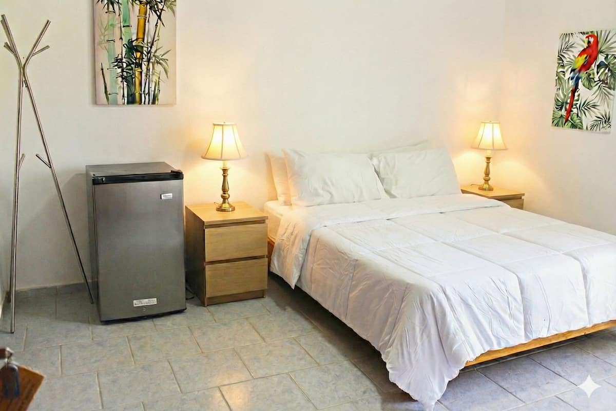 Quarto Duplo Básico | Minibar, Wi-fi grátis, roupa de cama fornecida 