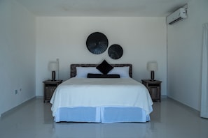 Suite Deluxe, vista para a piscina | Cofre com capacidade para portátil, ferro/tábua de engomar