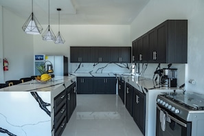 Suite Deluxe, vista para a piscina | Cozinha privada