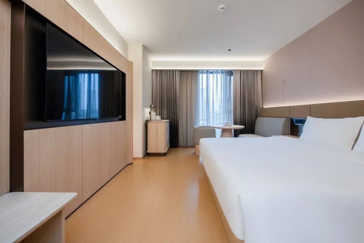 Quarto Duplo Standard, Vista para a cidade | Minibar com produtos grátis, secretária 