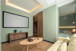 Quarto Duplo Signature, futon japonês, Vista para a cidade | Sala de estar | Smart TV de 60 polegadas com canais digitais, filmes pagos 