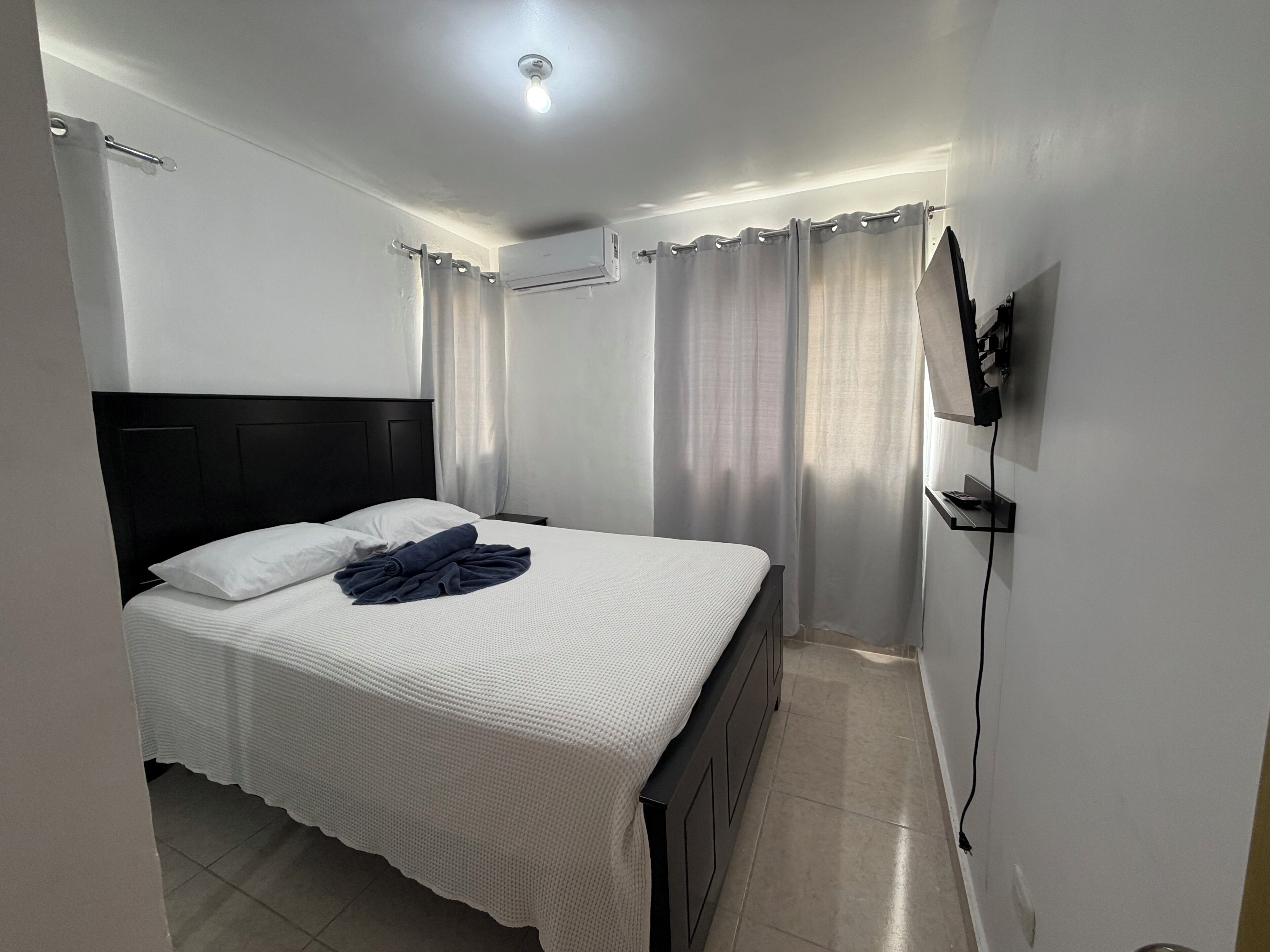 Apartamento, varanda, vista para a montanha | Secretária, secretária adequada para computadores portáteis 