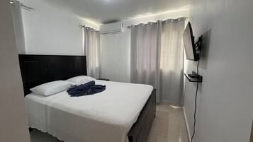 Apartamento, varanda, vista para a montanha | Secretária, secretária adequada para computadores portáteis