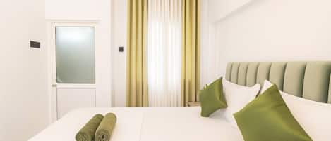 Quarto casal luxo, sacada, vista para o jardim | Escrivaninha, espaço de trabalho para notebook, Wi-Fi de cortesia