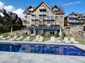 Piscina externa sazonal, funciona das 10h às 22h, espreguiçadeiras