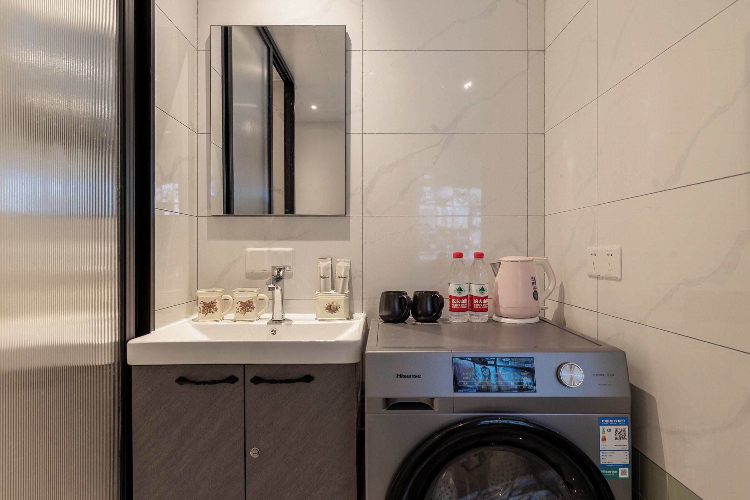 Quarto Duplo Design, Vista para a cidade | Casa de banho | Um polibã, um secador de cabelo, toalhas fornecidas, sabão 