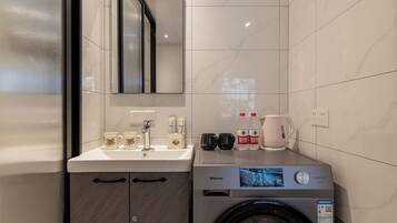 Quarto Duplo Design, Vista para a cidade | Casa de banho | Um polibã, um secador de cabelo, toalhas fornecidas, sabão