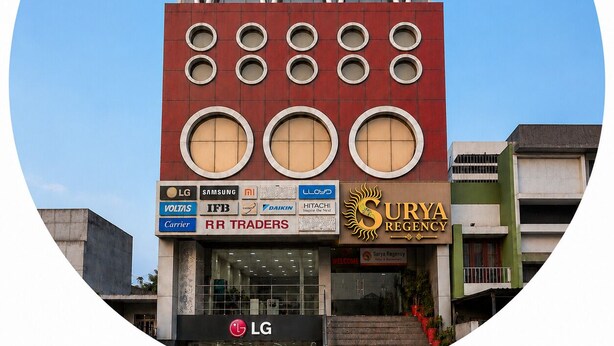 Um edifício com várias placas de comércio, incluindo LG e Surya Regency.