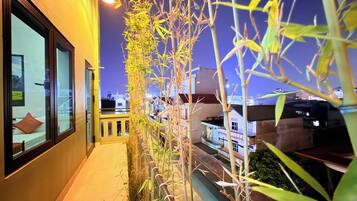 Quarto Familiar, varanda, Vista para a cidade | Terrenos do alojamento